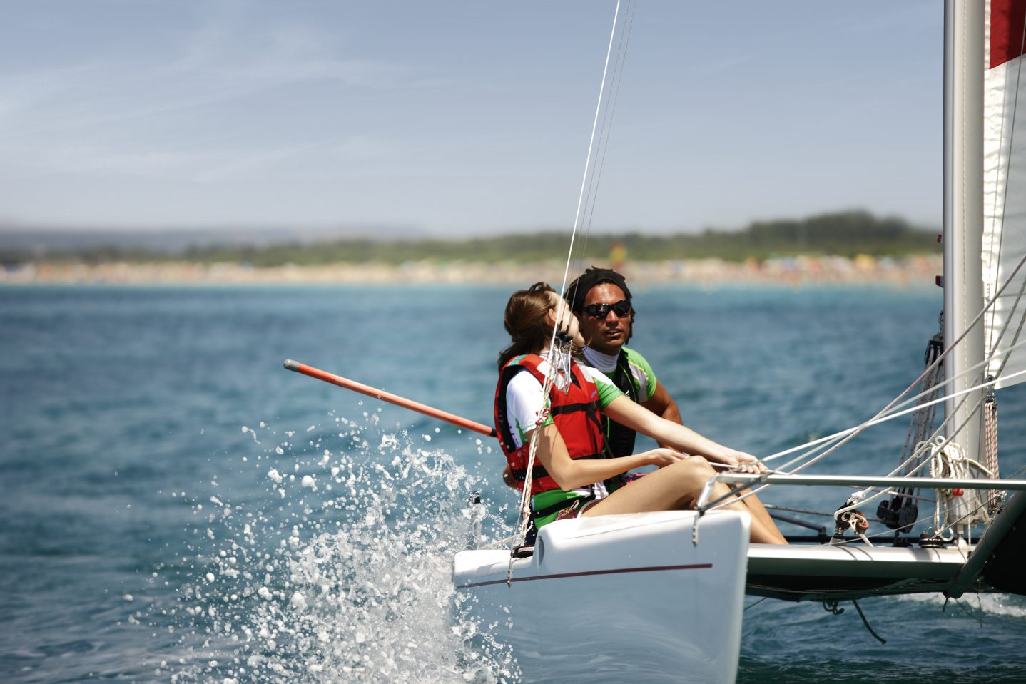 Segeln lernen: 6 Tipps für deinen Start auf einem Segelboot – ROBINSON ...